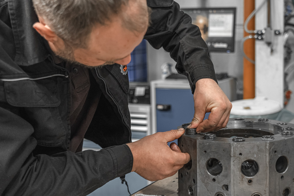 AUS EINER HAND cnc-service-germany