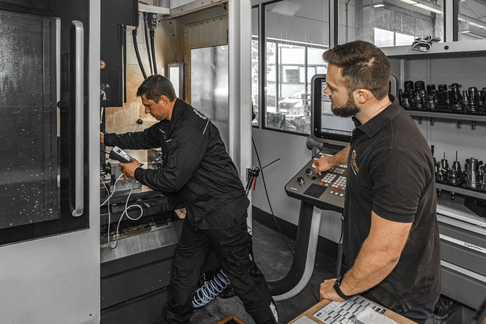 AUS EINER HAND cnc-service-germany